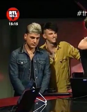 Stash e Francesco Mandelli, l'abbraccio della pace dopo la super ...