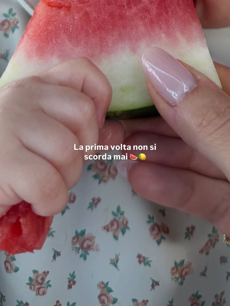 Le dolcissime foto di Giulia De Lellis e Tony Effe con Priscilla al mare