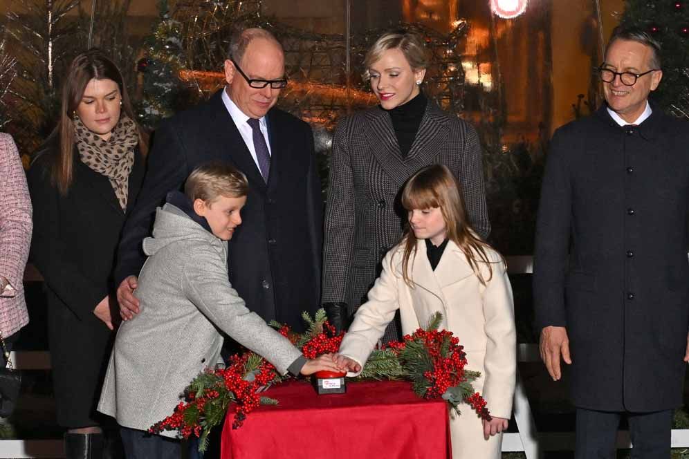 Alberto e Charlene di Monaco con i figli accendono il Natale - foto