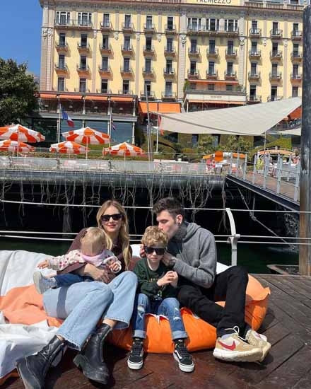 Fedez e Chiara Ferragni, mini vacanza coi figli sul Lago di Como. Foto