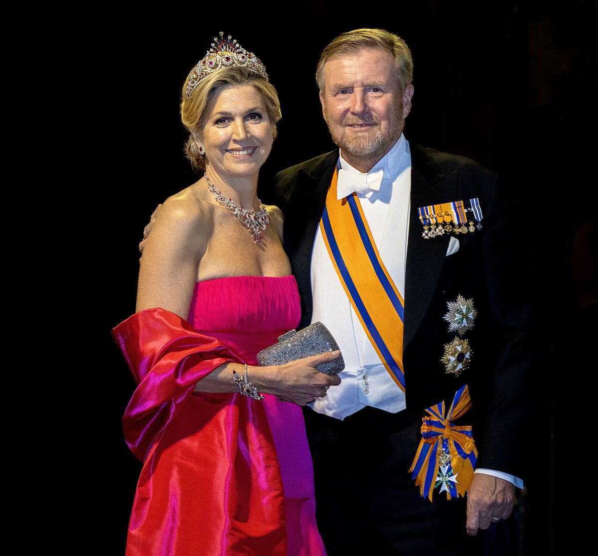 La regina Maxima d'Olanda sfoggia uno sgargiante abito fucsia con tiara ...