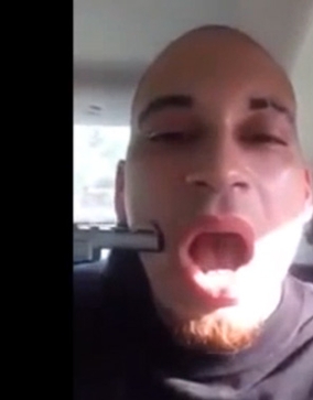 Il rapper Kasper Knight si spara da guancia a guancia: guarda il video ...