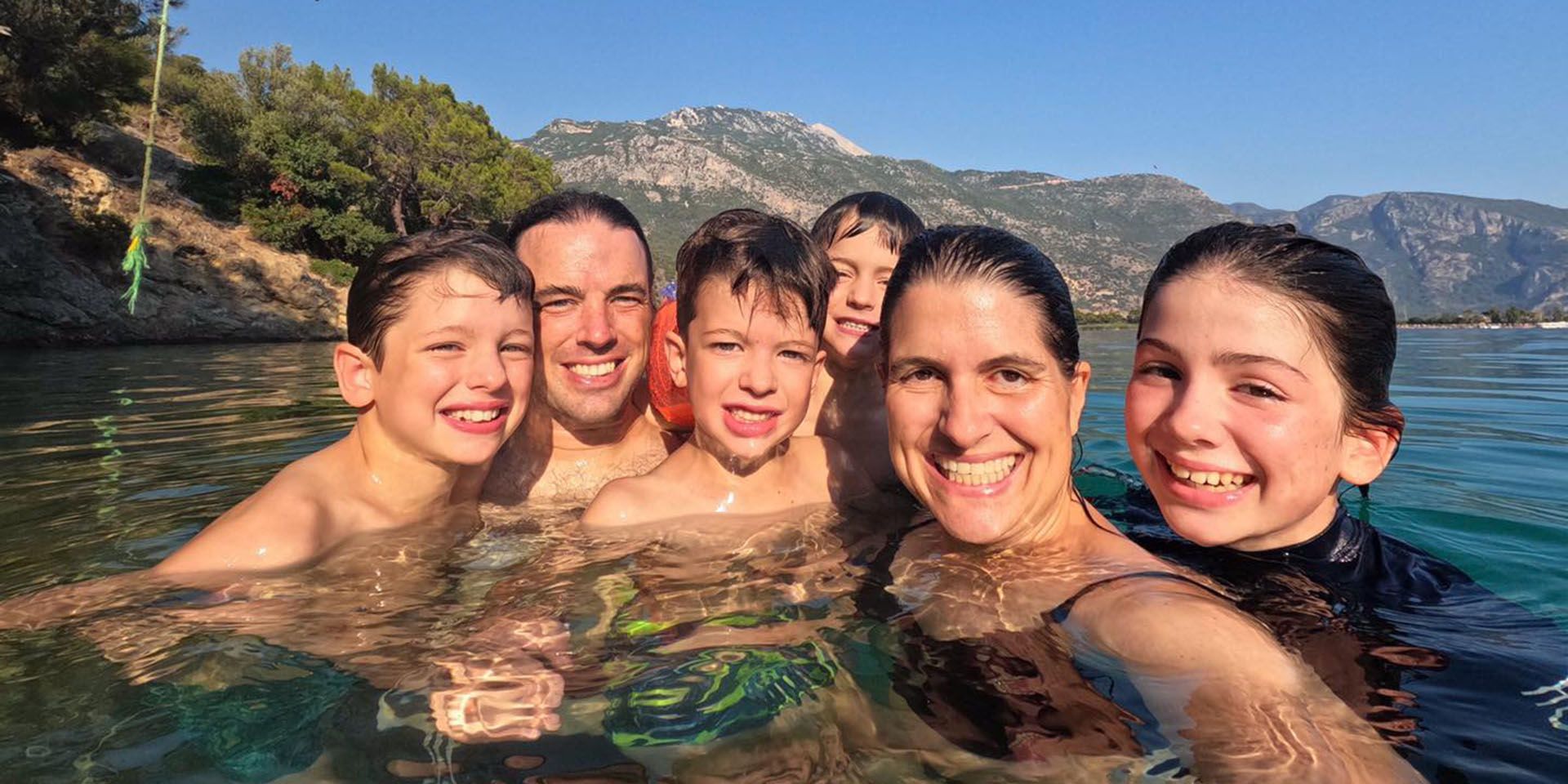 I figli saranno ciechi, mamma e papà lasciano tutto e li portano a ...