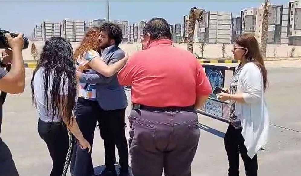 Patrick Zaki libero: l'abbraccio della famiglia e della fidanzata. Foto