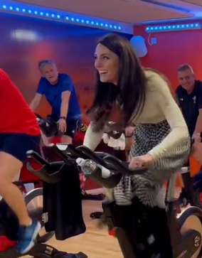 Kate Middleton sfida (e batte) il marito William sulla cyclette. Video