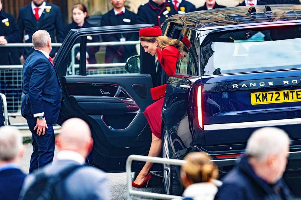 Kate Middleton in rosso è la protagonista del Commonwealth Day