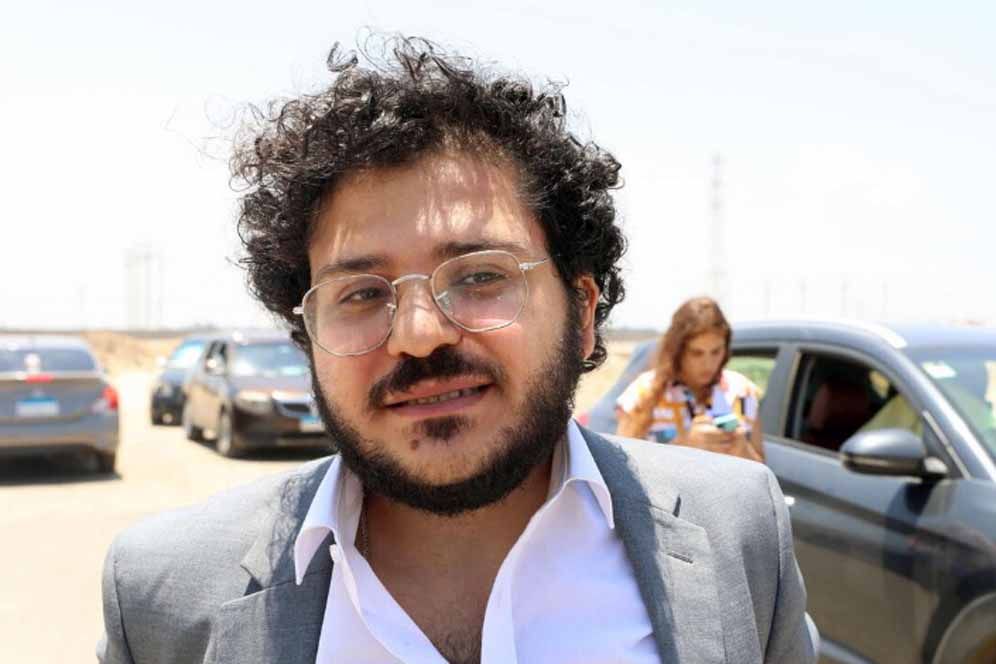 Patrick Zaki libero: l'abbraccio della famiglia e della fidanzata. Foto
