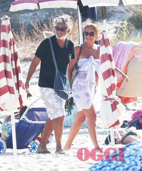 Fiorello al mare con la moglie Susanna Biondo e la figlia Olivia ...