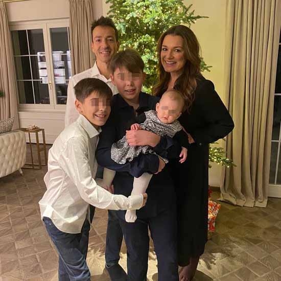 Alena Seredova guarita torna a riabbracciare i figli. Foto private