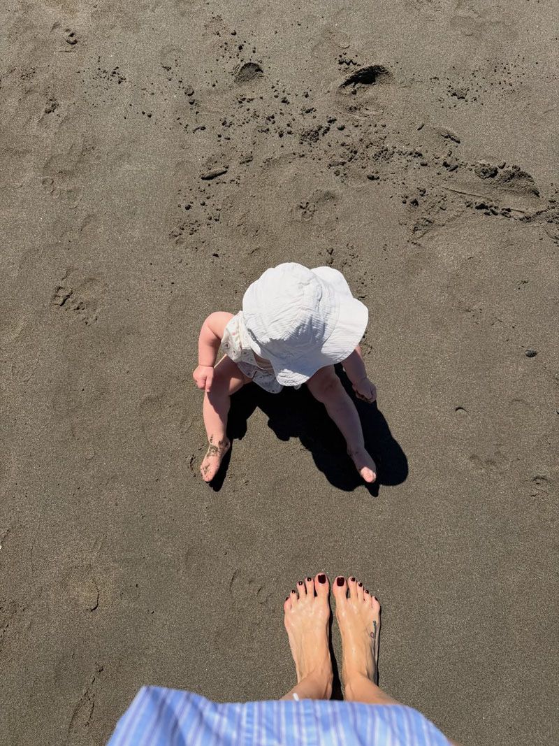 Le dolcissime foto di Giulia De Lellis e Tony Effe con Priscilla al mare