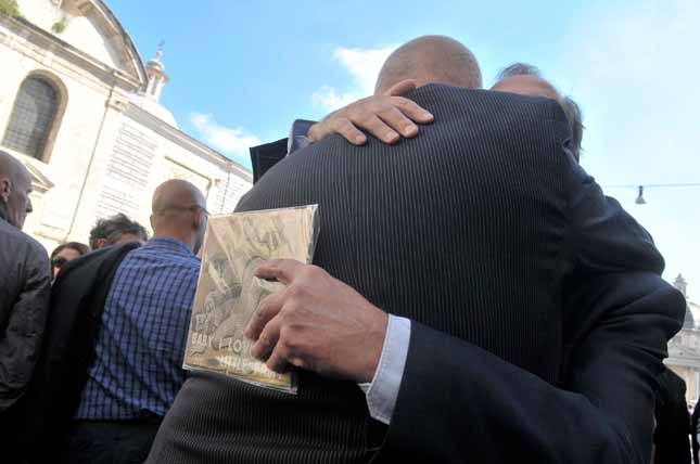 Fiorello piange la morte dell'amico dj Marco Trani | Oggi