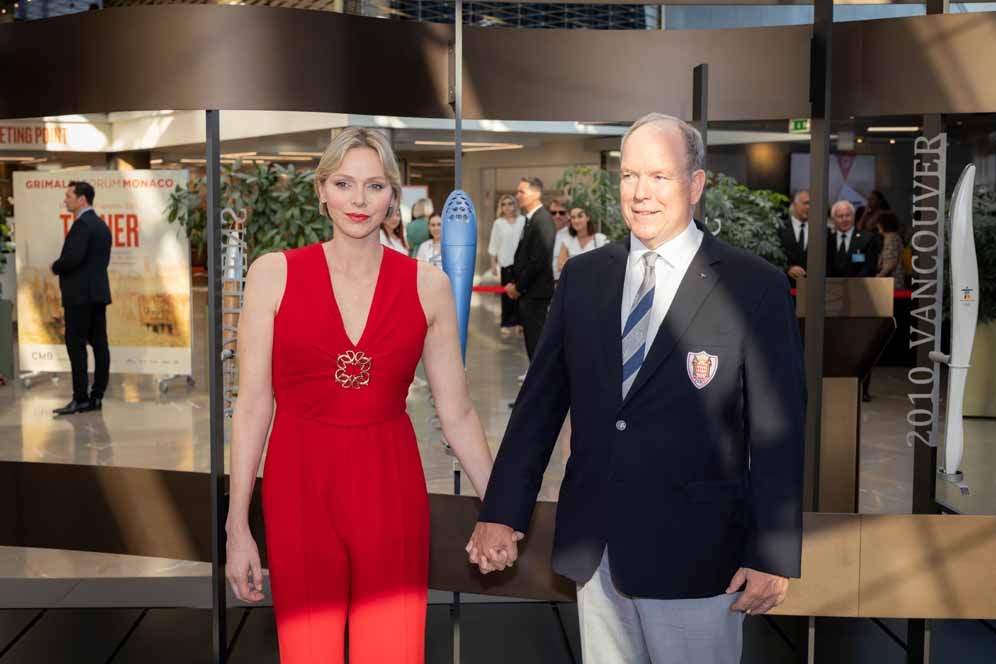 Alberto e Charlene mano nella mano: che eleganza la principessa in ...