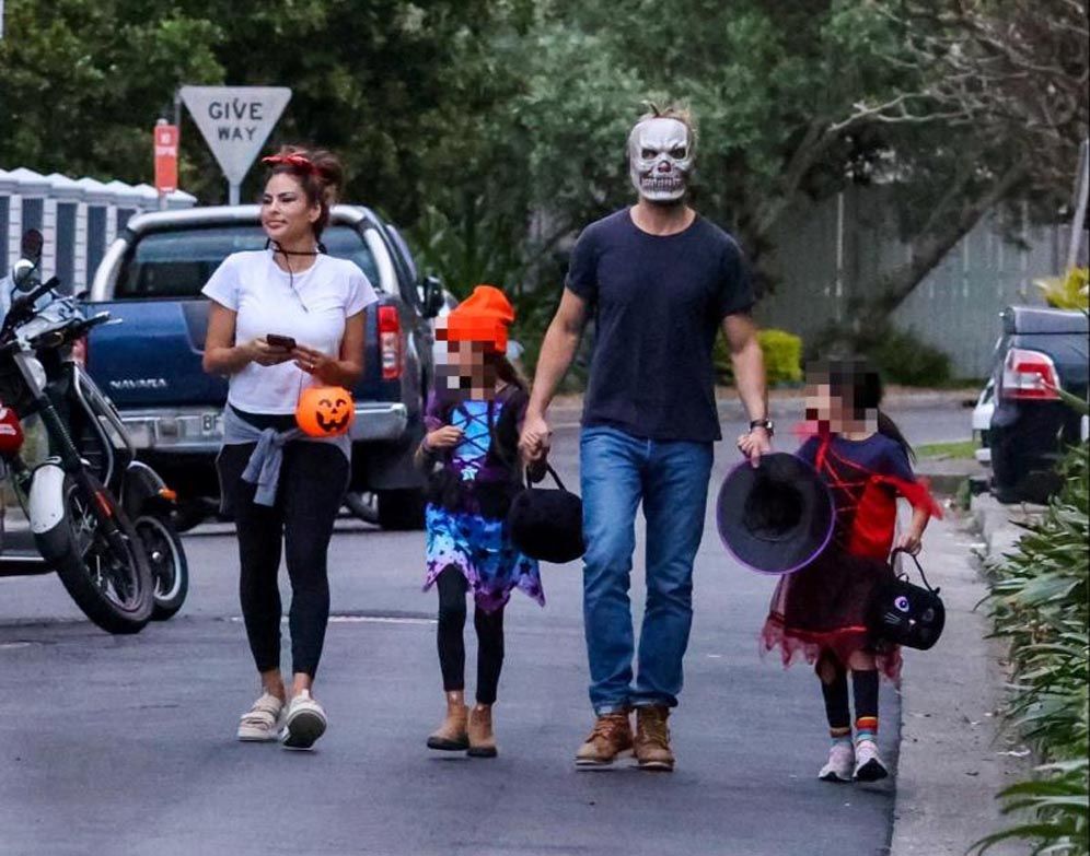 Ryan Gosling ed Eva Mendes, Halloween con le figlie a Sydney. Le foto
