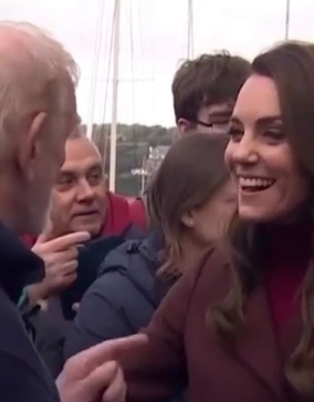 Kate Middleton, l'abbraccio al suo vecchio professore di storia. Video
