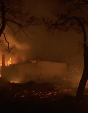 Atene in fiamme, i vigili del fuoco al lavoro senza sosta. Il video ...