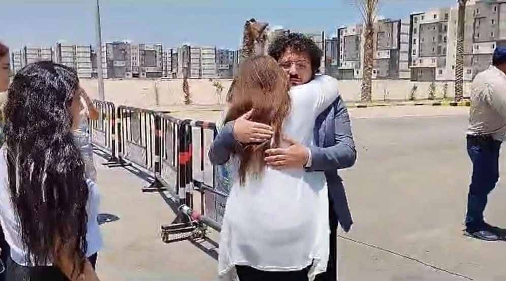 Patrick Zaki libero: l'abbraccio della famiglia e della fidanzata. Foto