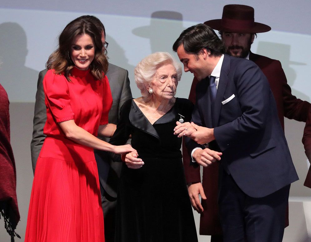 Letizia Ortiz ricicla un abito rosso natalizio… che nasconde un segreto ...