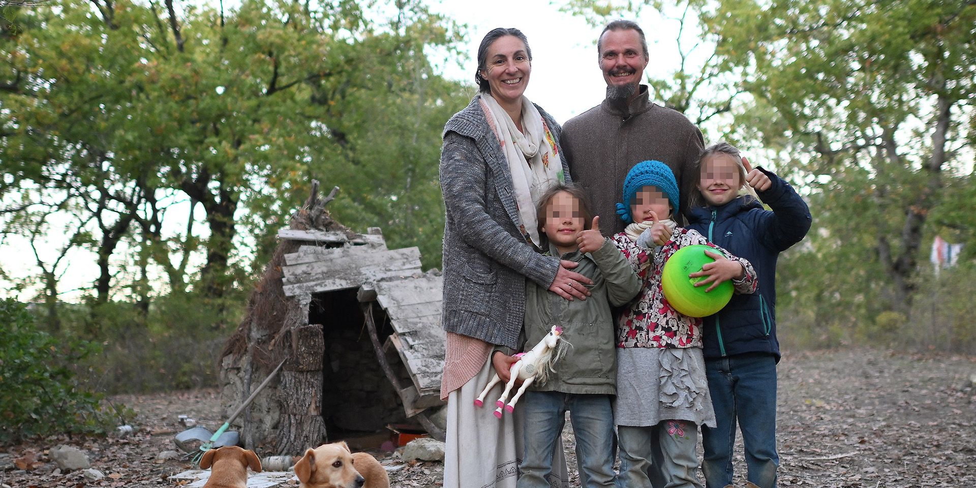 Famiglia nel bosco, una delle gemelle ricoverata in ospedale (senza la ...
