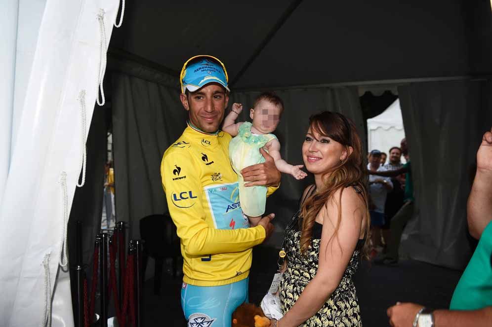 Vincenzo Nibali con la moglie Rachele e la figlia Emma: una famiglia ...