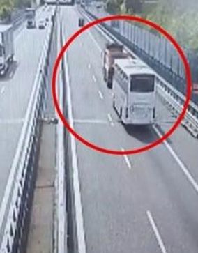 Lomazzo, il video del pullman che tampona il tir