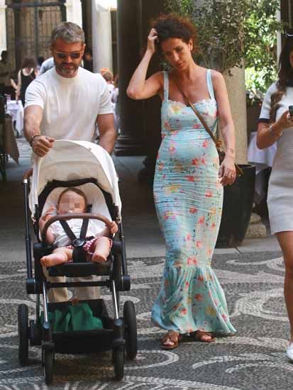 Enrico Bartolini con Roberta Morise, incinta, passeggiata al bacio